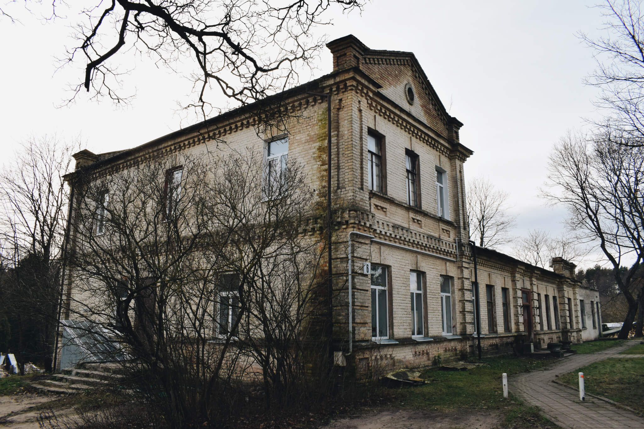 Aplankykite Pilaitę: su piliaviete, malūnu ir tvirtoves primenančiais ...